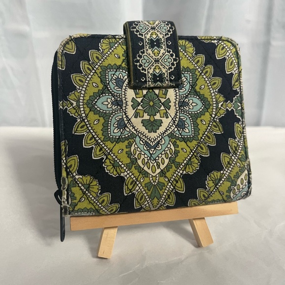 Vera Bradley | Bags | Preloved Vera Bradley Bifold Wallet Cambridge ...